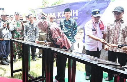 Resmikan Breakwater, Bupati Nina Agustina; Ayoo Rawat Pantai dan ...